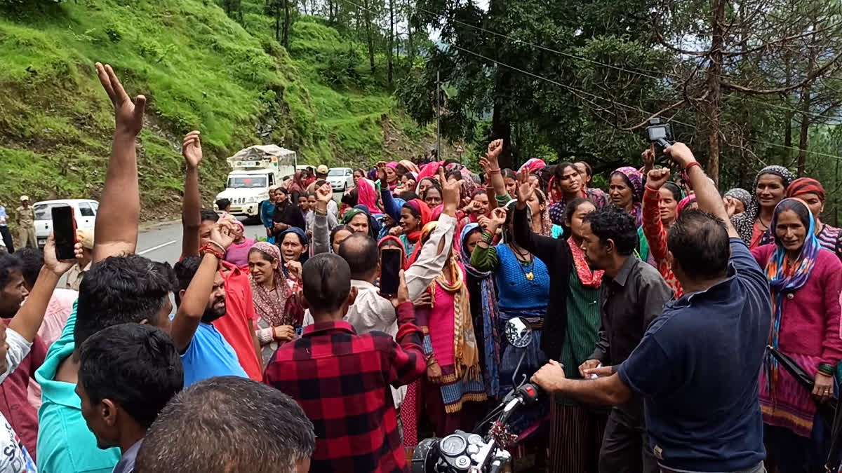 Watch Video: Women Protest Against Opening of Liquor Shop on Gwaldam ...