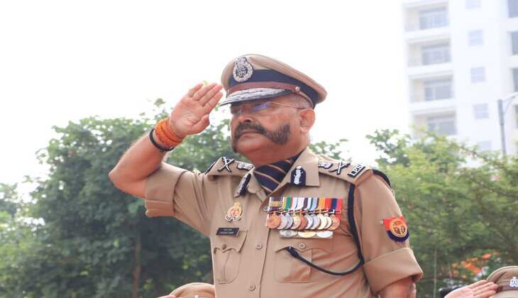 UP DGP Prashant Kumar Hoists National Flag, Highlights Police ...